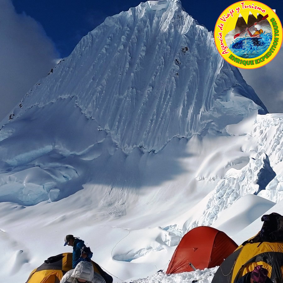 Escalada en la Cordillera de los Andes del Perú Nevado Alpamayo